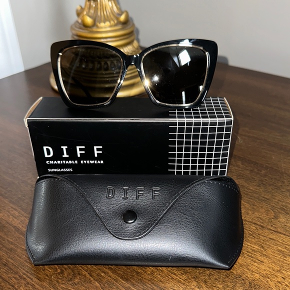 Diff Eyewear | Accessories | Nwt Diff Becky Iv Polarized Black Gold ...